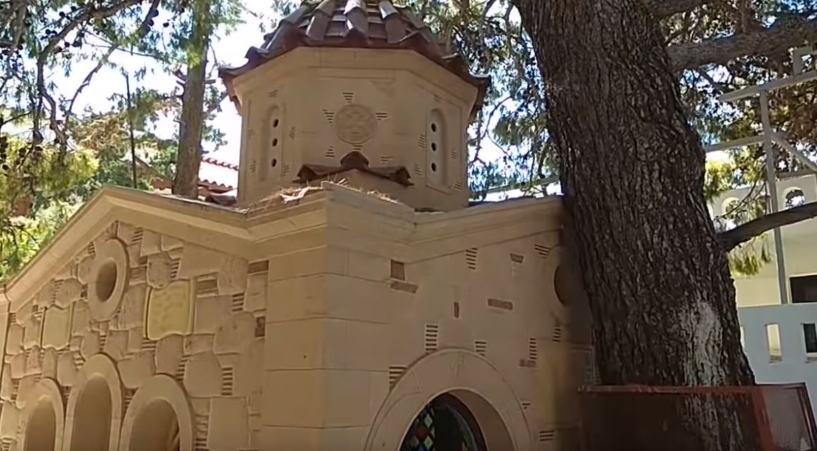 Στον τάφο του Αγίου Νεκταρίου στην Αίγινα (βίντεο) - Ορθοδοξία News Agency
