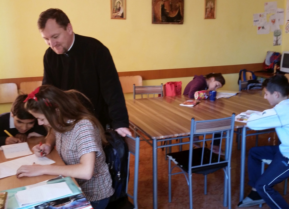 Prin grija Părintelui Daniel Necula, aproape 130 de copii şi vârstnici ...
