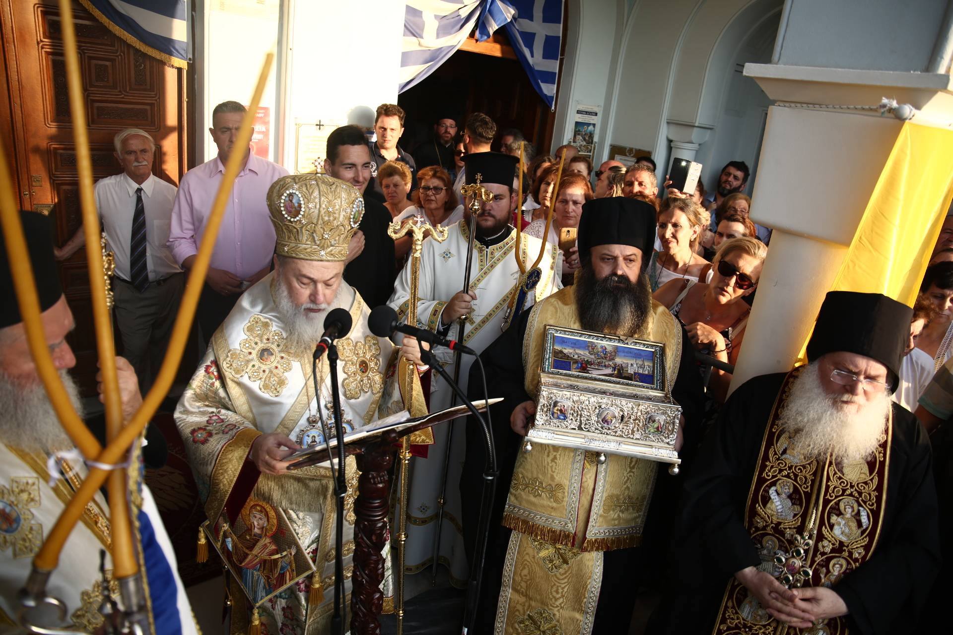 Η πόλη της Κορίνθου υποδέχτηκε την Αγία Ζώνη - Πλήθος κόσμου συρρέει ...