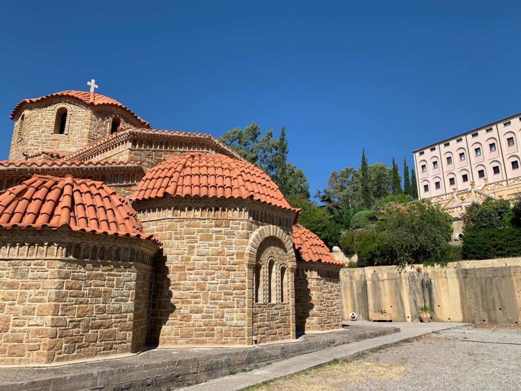 Τα μοναστήρια στο Τρίκορφο Φωκίδος - Ορθοδοξία News Agency