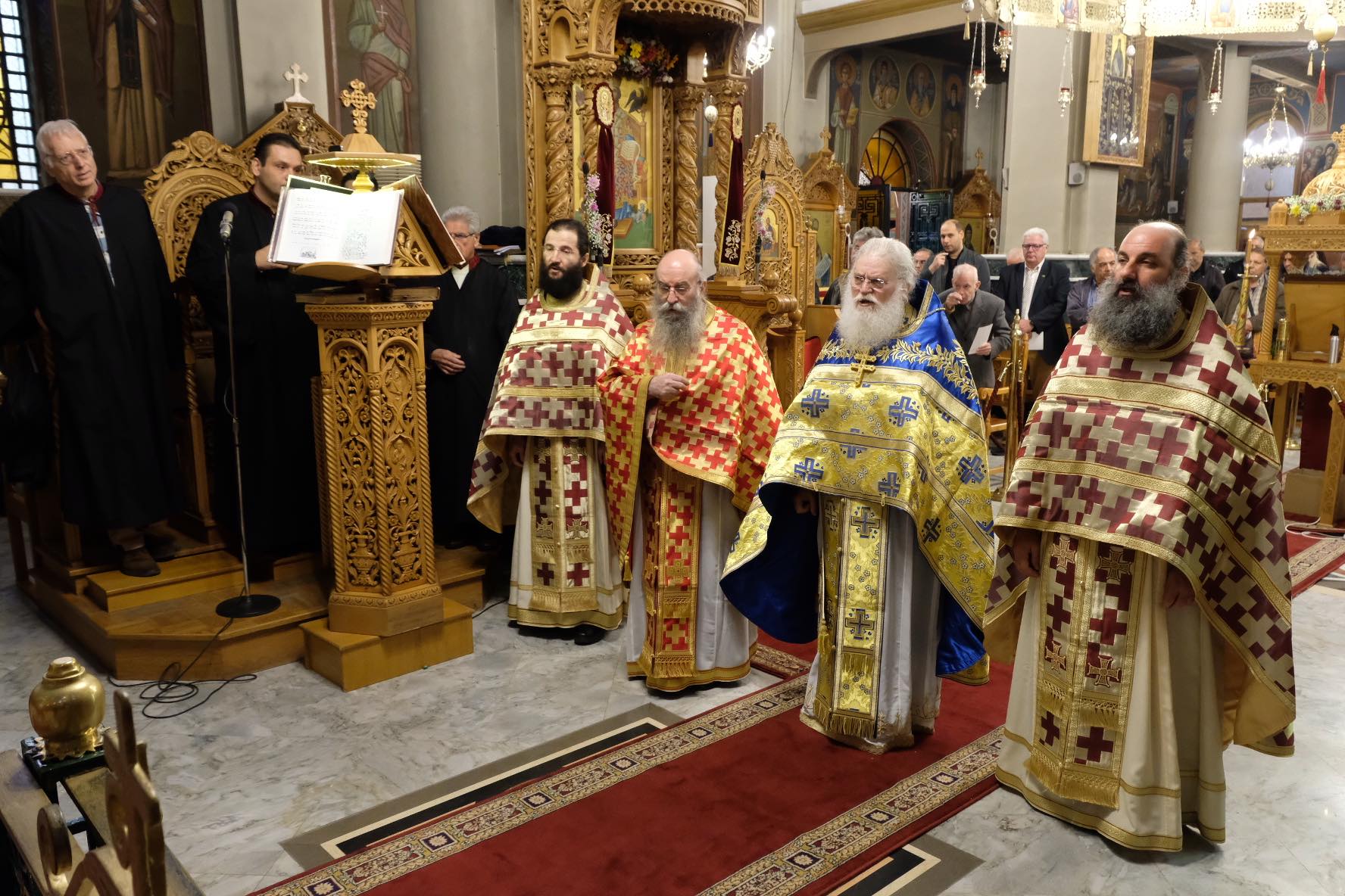 Θεία Λειτουργία ενώπιον της Τιμίας Κάρας του Ιερού Χρυσοστόμου ...