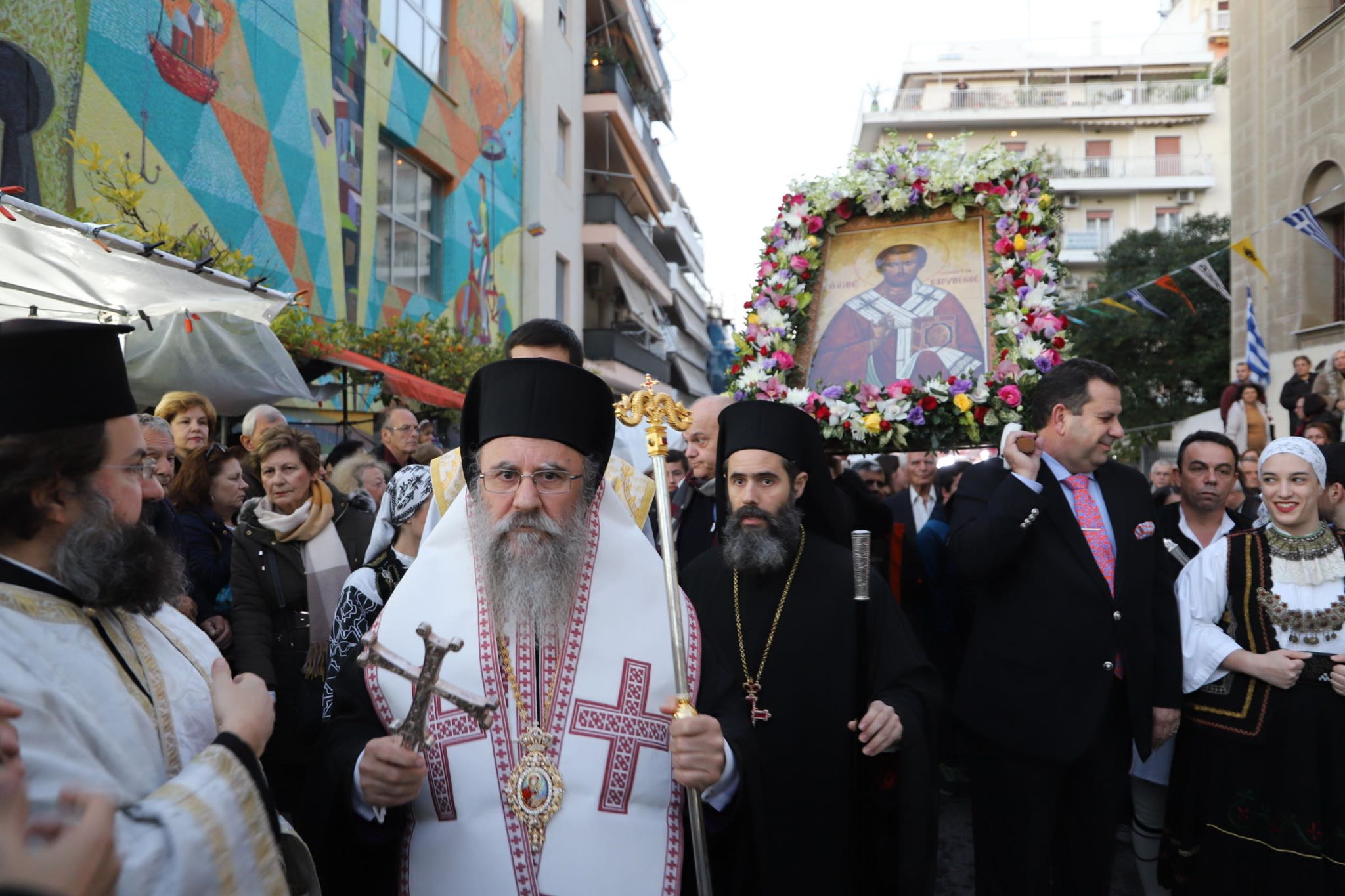 Πλήθος κόσμου στη Λιτάνευση του Αγίου Ελευθερίου στο Γκύζη - Ορθοδοξία ...