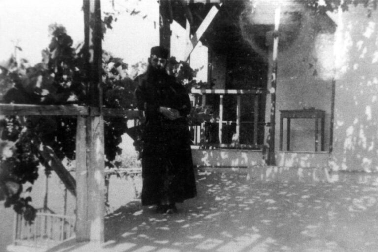ΓΕΡΩΝ ΕΦΡΑΙΜ ΑΡΙΖΟΝΑΣ: Η οικογένεια του και ως νέος μοναχός - Ορθοδοξία ...
