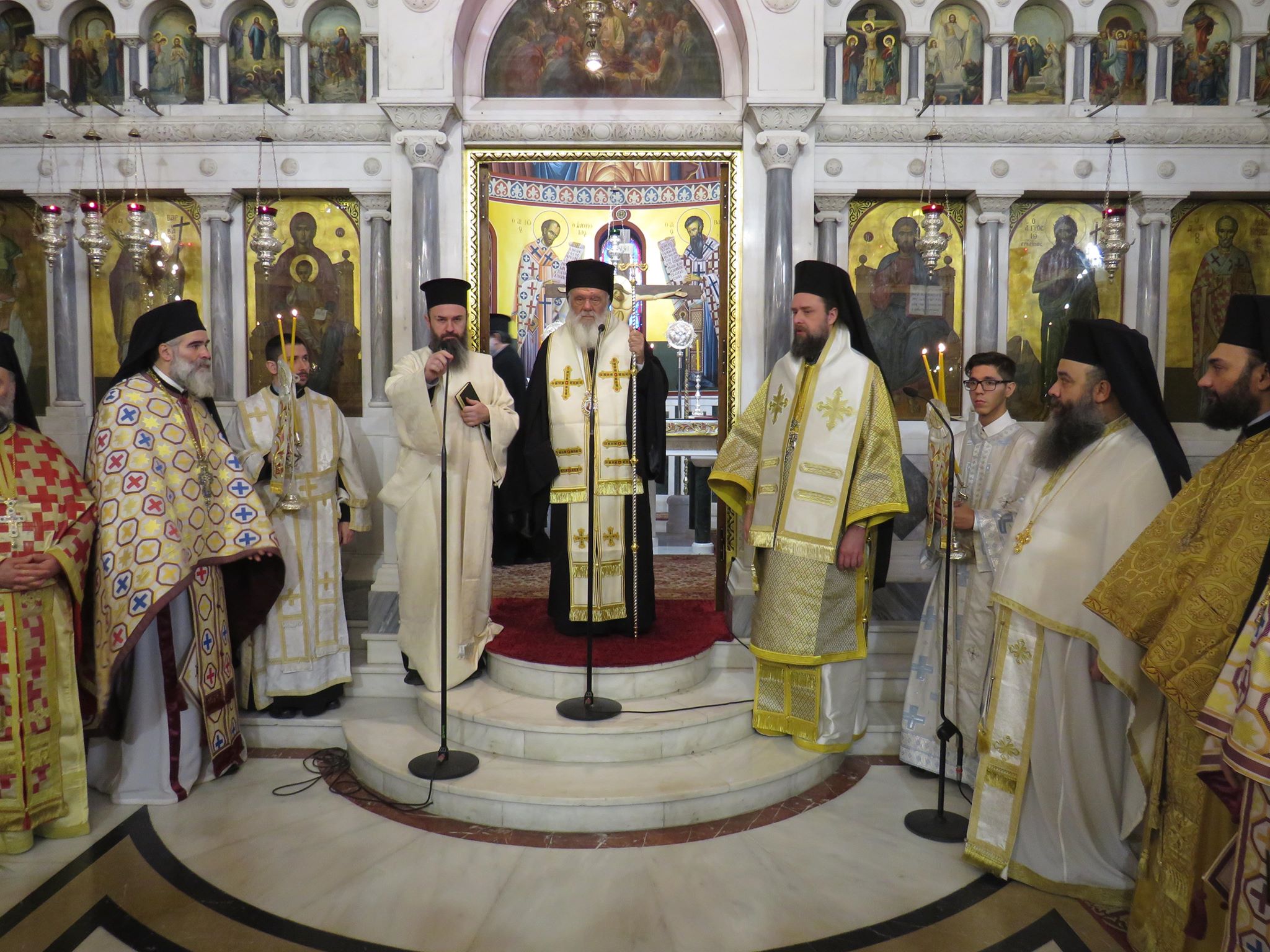 Στο μνημόσυνο της μητέρα του Αρχιμ. Μάξιμου Μητράρα ο Αρχιεπ. Αθηνών ...