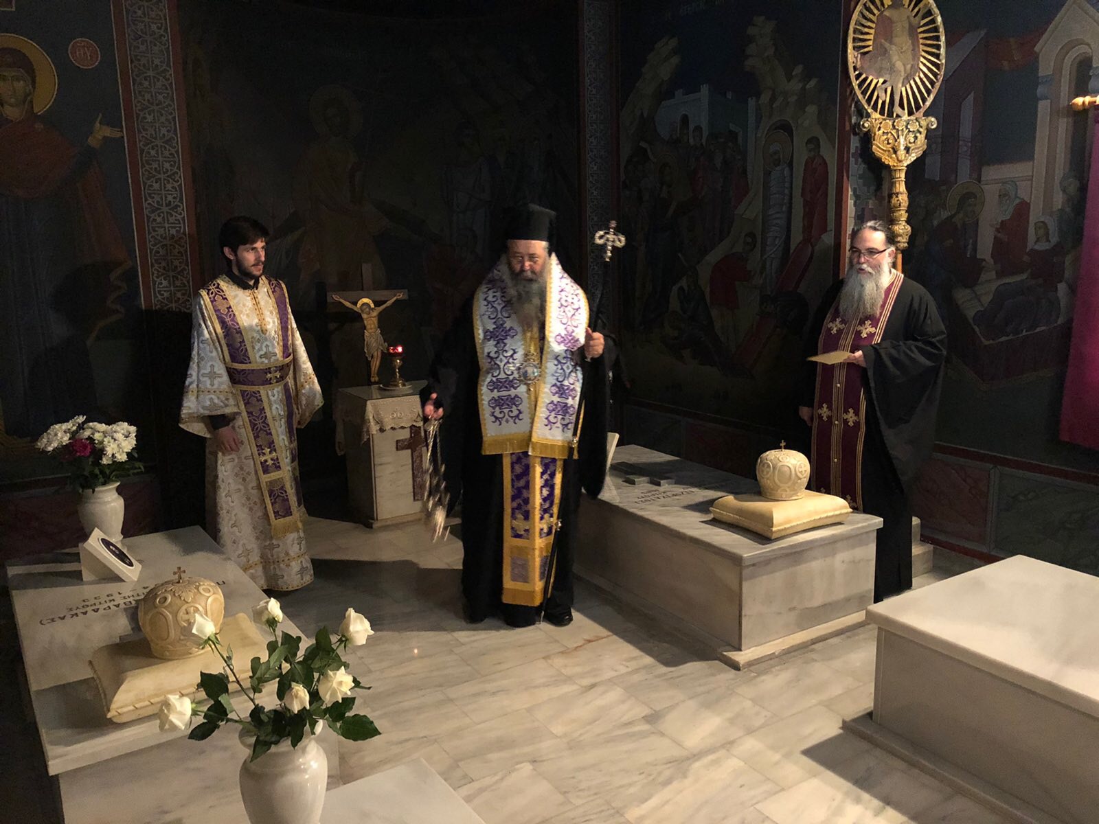 ΜΕΓΑΛΗ ΠΑΡΑΣΚΕΥΗ: Τρισάγιο στους τάφους των προκατόχων του - Ορθοδοξία ...