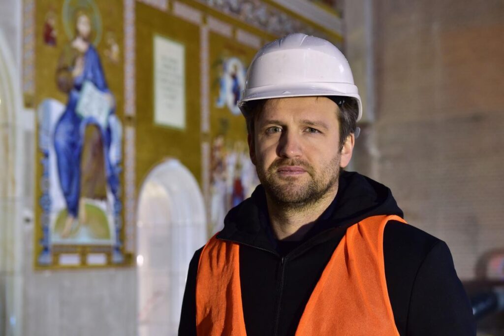 Daniel Codrescu, iconograful Catedralei Naţionale: Văd viața ca pe o ...