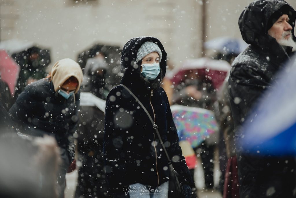 ΣΥΓΚΛΟΝΙΣΤΙΚΟ: Γονατιστοί μέσα στο χιόνι για τον Άγιο Ανδρέα ...