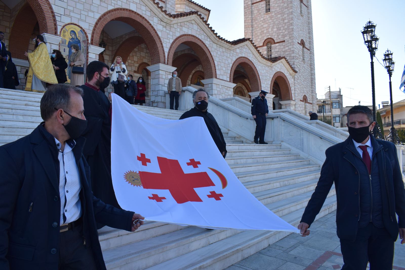 Ιστορικές σημαίες της Επανάστασης υψώθηκαν στην Ι.Μ. Καλαμαριάς ...