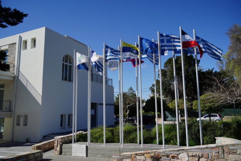 Τα λάβαρα της Επανάστασης ύψωσαν στον Δήμο Γλυφάδας - Ορθοδοξία News Agency