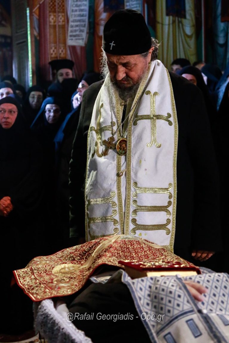 Όταν ο Αθανάσιος αποχαιρετούσε τον Γέροντα Αιμιλιανό - Ορθοδοξία News ...