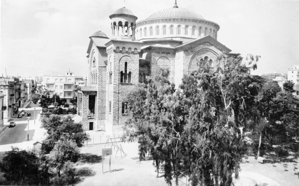 Ο Άγιος Παντελεήμων της οδού Αχαρνών με τον "Μουτζούρη" - Ορθοδοξία ...
