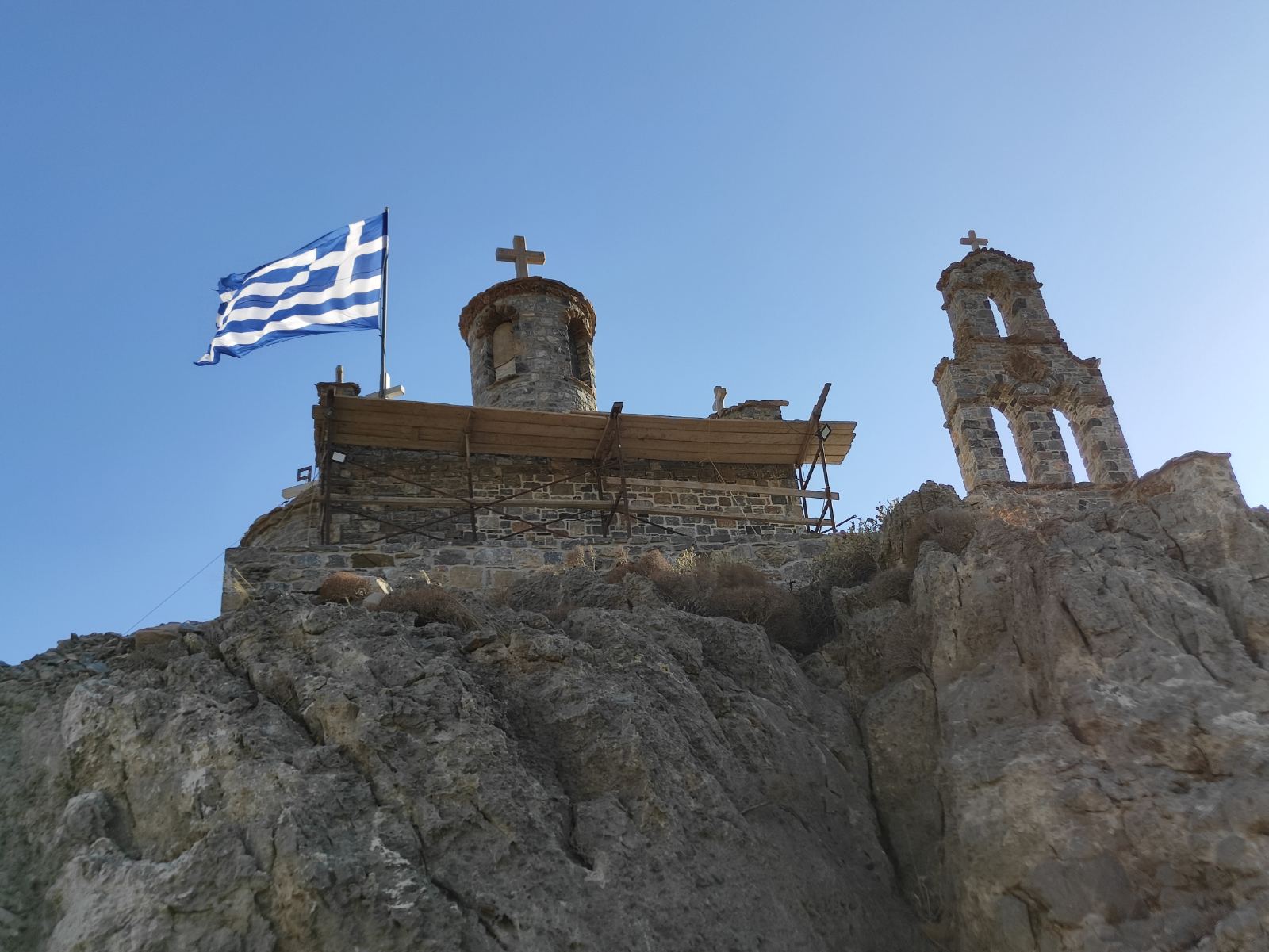 Στάζει ολόκληρη μύρο η εικόνα του Αγίου Παϊσίου στο Δαμνόνι Ρεθύμνης ...