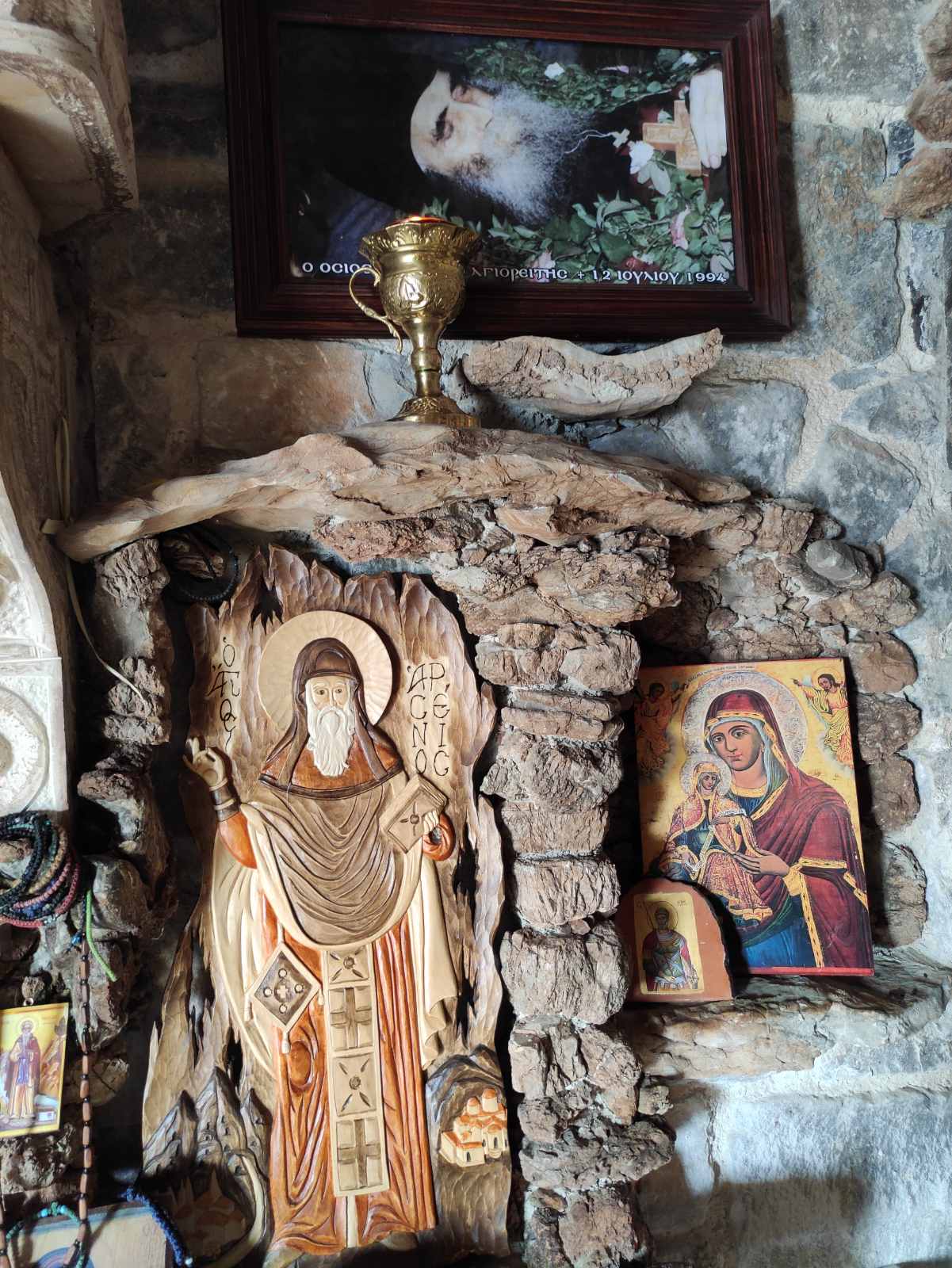 Στάζει ολόκληρη μύρο η εικόνα του Αγίου Παϊσίου στο Δαμνόνι Ρεθύμνης ...