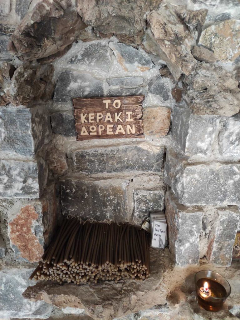 Στάζει ολόκληρη μύρο η εικόνα του Αγίου Παϊσίου στο Δαμνόνι Ρεθύμνης ...