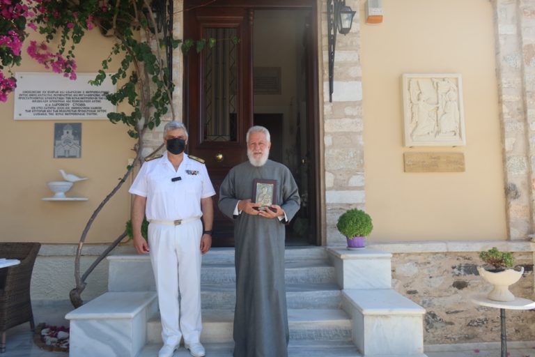 Ο Διοικητής του Ναυστάθμου Σαλαμίνος στον Μητροπολίτη Σύρου - Ορθοδοξία ...