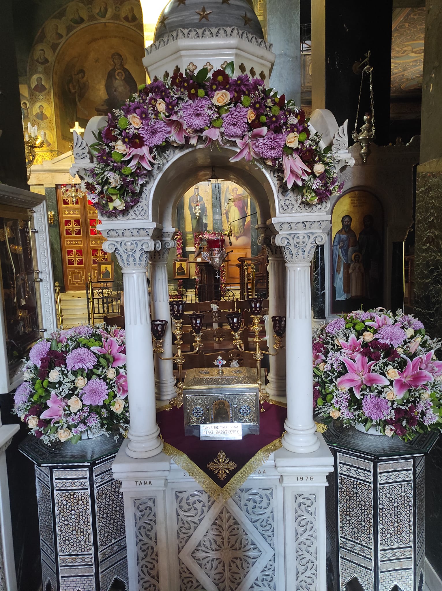 Χιλιάδες κόσμου στην κεντρική πλατεία της Αγίας Παρασκευής - Ορθοδοξία ...