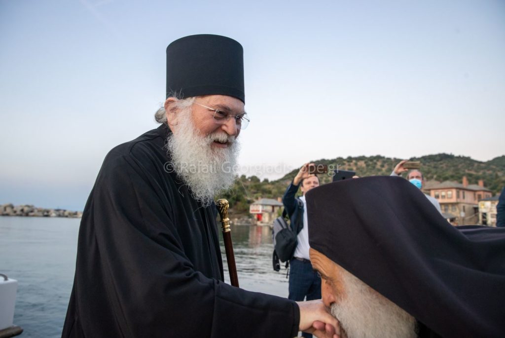 Συγκινητική επιστροφή του Γέροντα Εφραίμ στη Μονή της μετανοίας του ...