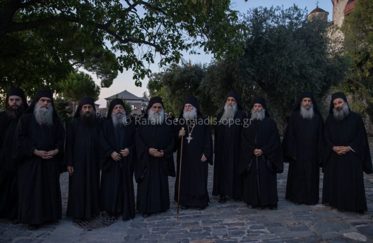 Συγκινητική επιστροφή του Γέροντα Εφραίμ στη Μονή της μετανοίας του ...