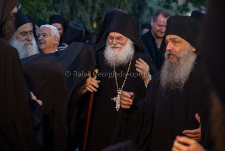 Συγκινητική επιστροφή του Γέροντα Εφραίμ στη Μονή της μετανοίας του ...