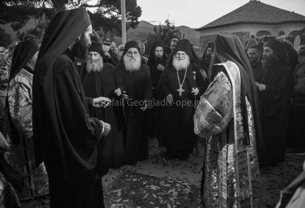 Συγκινητική επιστροφή του Γέροντα Εφραίμ στη Μονή της μετανοίας του ...