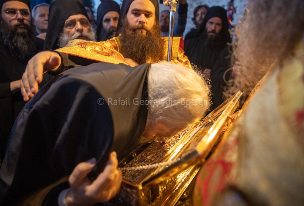 Συγκινητική επιστροφή του Γέροντα Εφραίμ στη Μονή της μετανοίας του ...