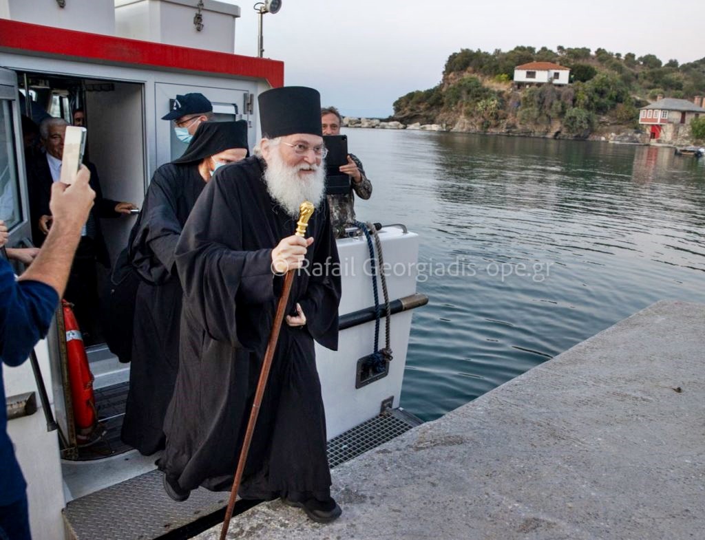 Συγκινητική επιστροφή του Γέροντα Εφραίμ στη Μονή της μετανοίας του ...