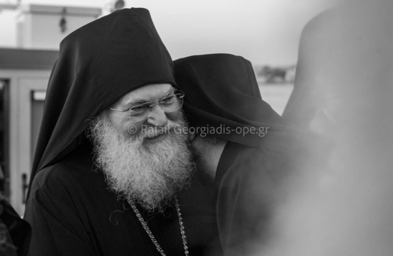 Συγκινητική επιστροφή του Γέροντα Εφραίμ στη Μονή της μετανοίας του ...