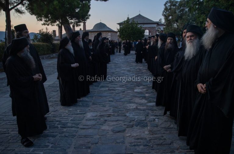 Συγκινητική επιστροφή του Γέροντα Εφραίμ στη Μονή της μετανοίας του ...