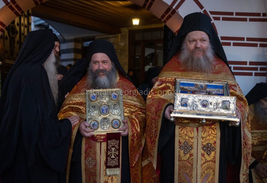 Συγκινητική επιστροφή του Γέροντα Εφραίμ στη Μονή της μετανοίας του ...