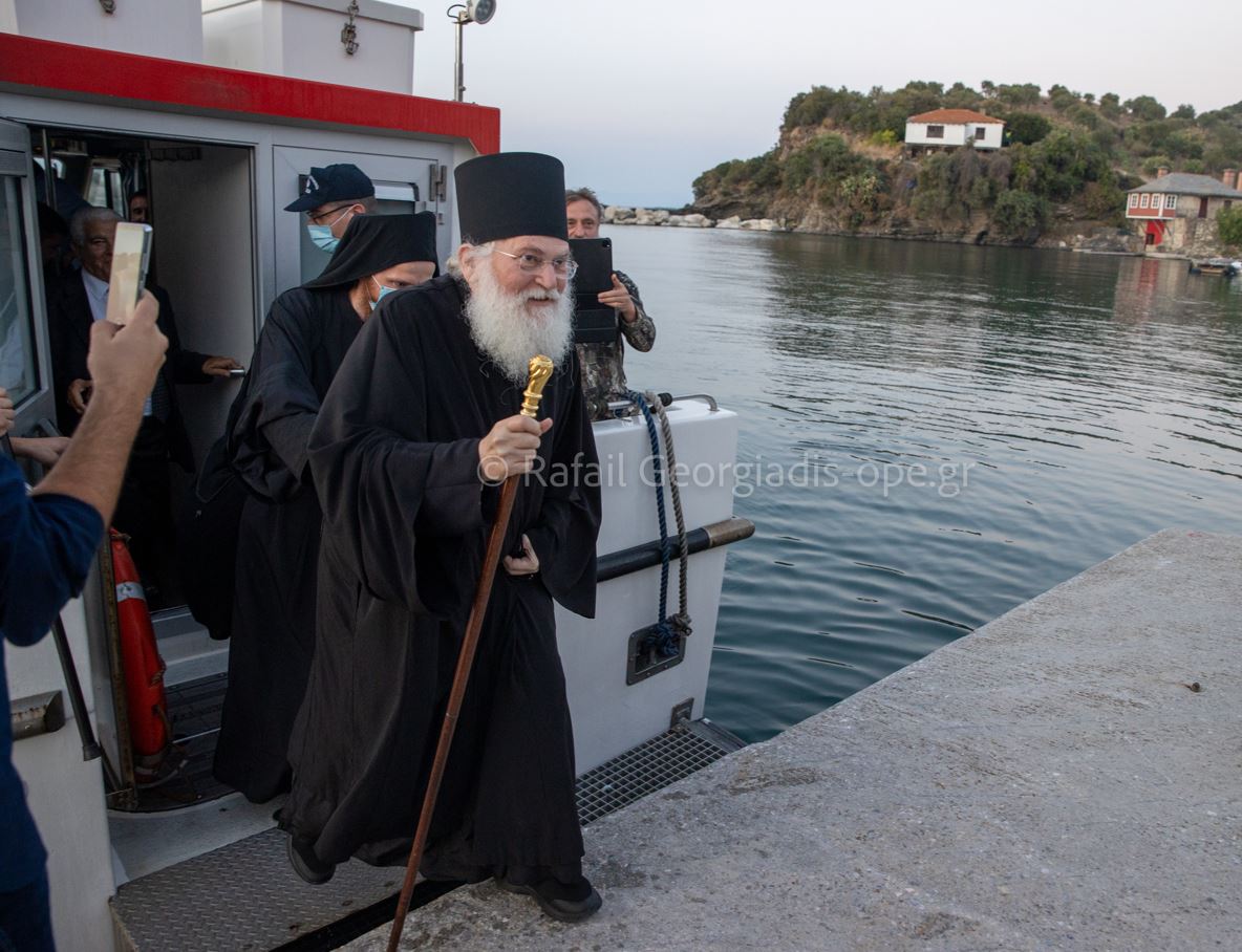 Συγκινητική επιστροφή του Γέροντα Εφραίμ στη Μονή της μετανοίας του ...