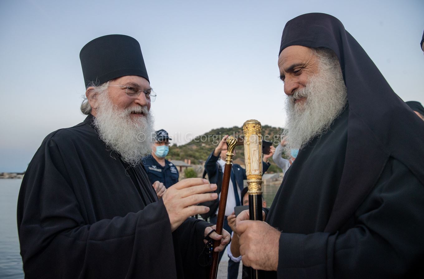 Συγκινητική επιστροφή του Γέροντα Εφραίμ στη Μονή της μετανοίας του ...