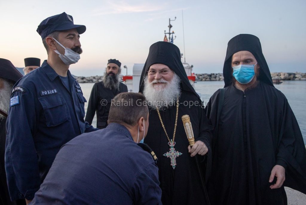 Συγκινητική επιστροφή του Γέροντα Εφραίμ στη Μονή της μετανοίας του ...
