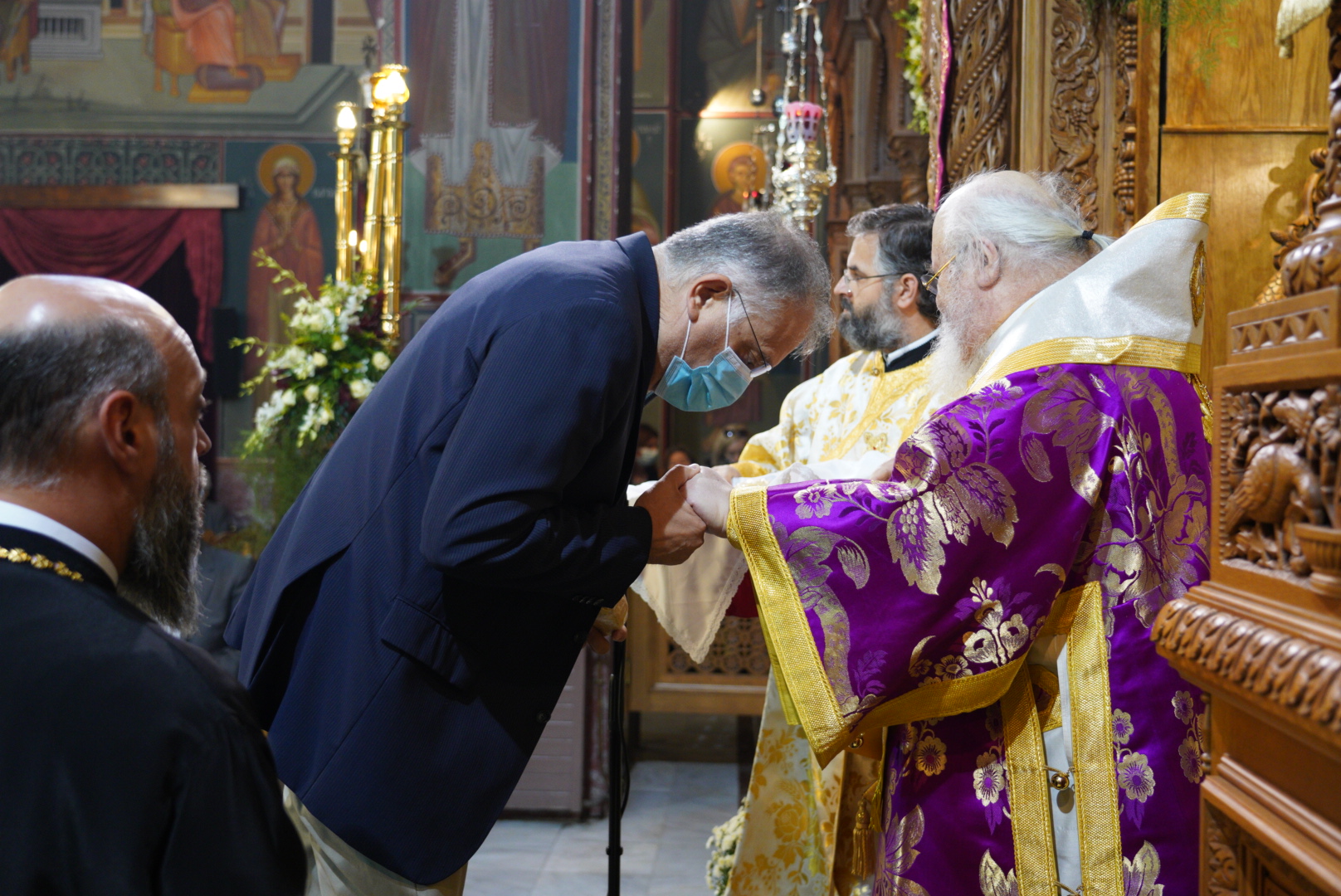 ΒΥΡΩΝΑΣ: Η Εικόνα της Παναγίας ξεχείλιζε μύρο στη λιτανεία - Ορθοδοξία ...
