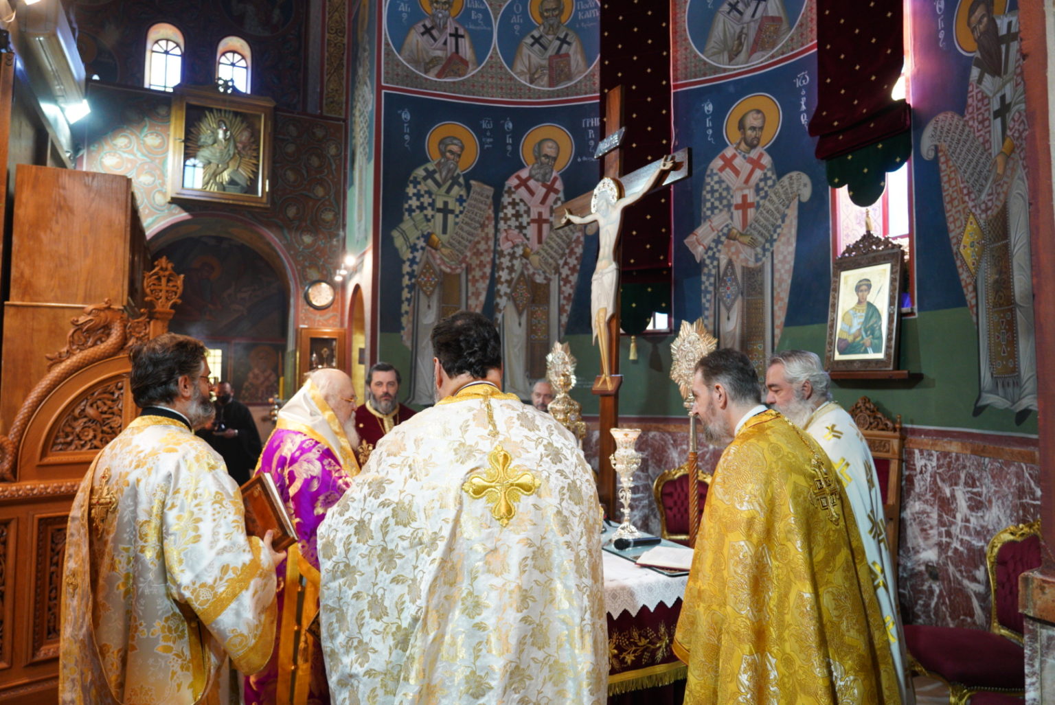 ΒΥΡΩΝΑΣ: Η Εικόνα της Παναγίας ξεχείλιζε μύρο στη λιτανεία - Ορθοδοξία ...
