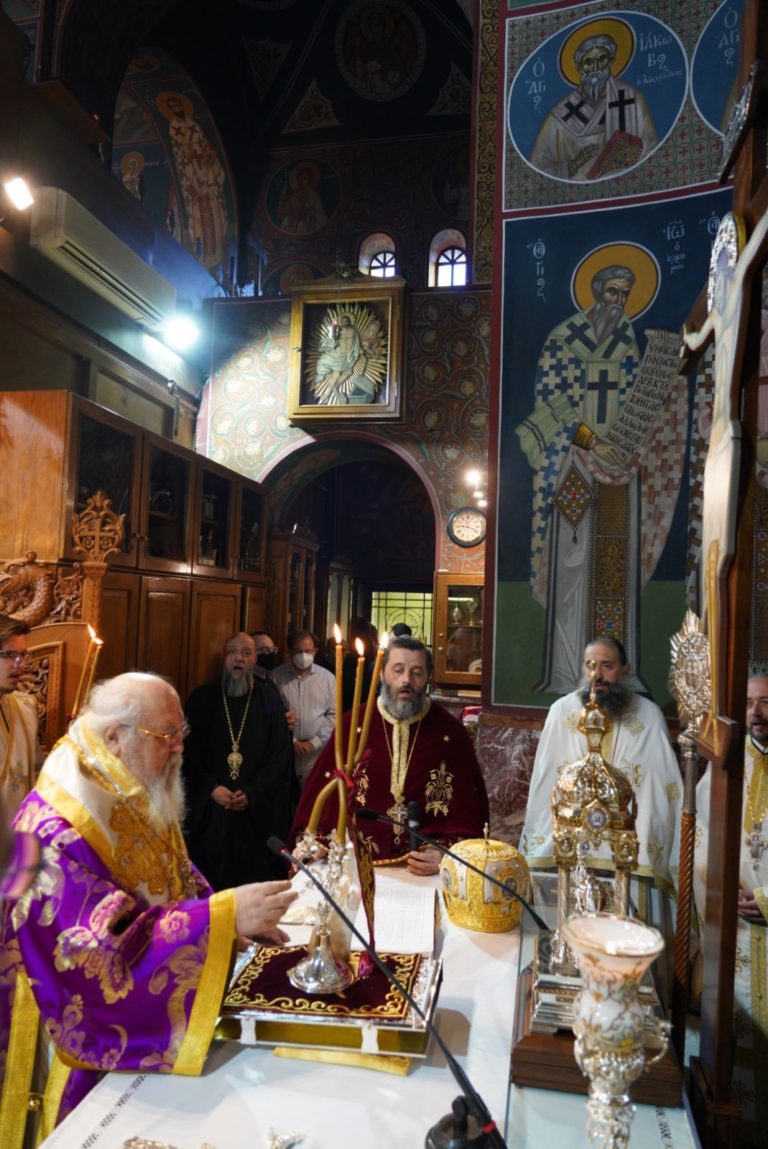 ΒΥΡΩΝΑΣ: Η Εικόνα της Παναγίας ξεχείλιζε μύρο στη λιτανεία - Ορθοδοξία ...