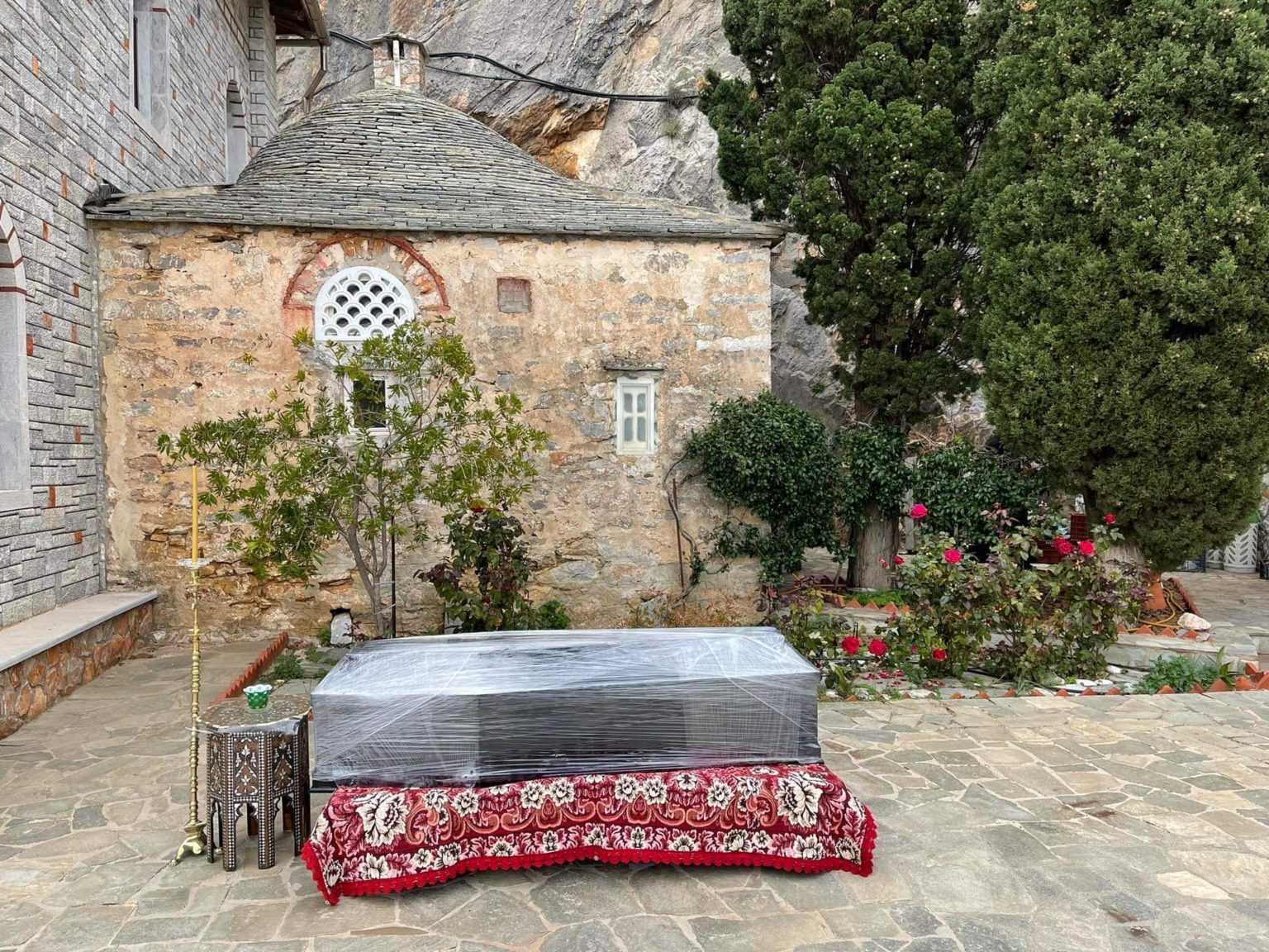Αφίχθη η σορός του μοναχού Παντελεήμονα στη Μικρά Αγία Άννα (φωτό ...