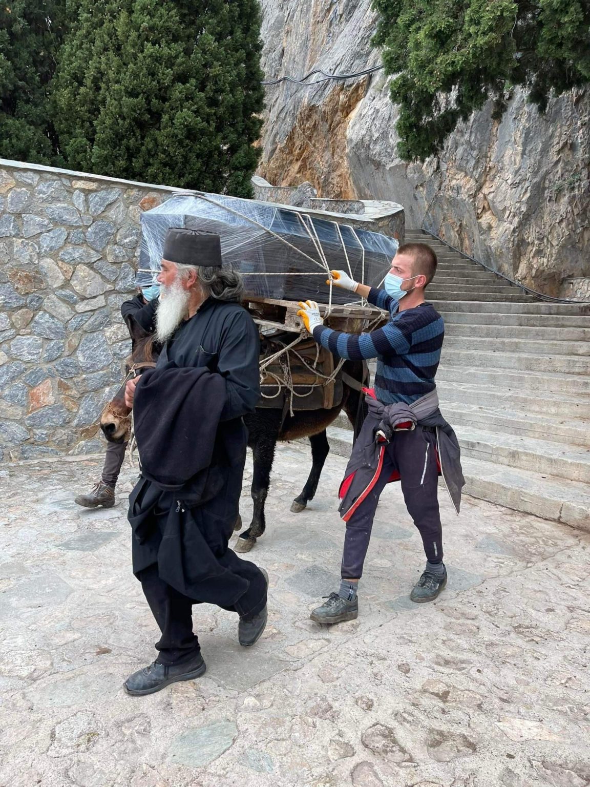 Αφίχθη η σορός του μοναχού Παντελεήμονα στη Μικρά Αγία Άννα (φωτό ...