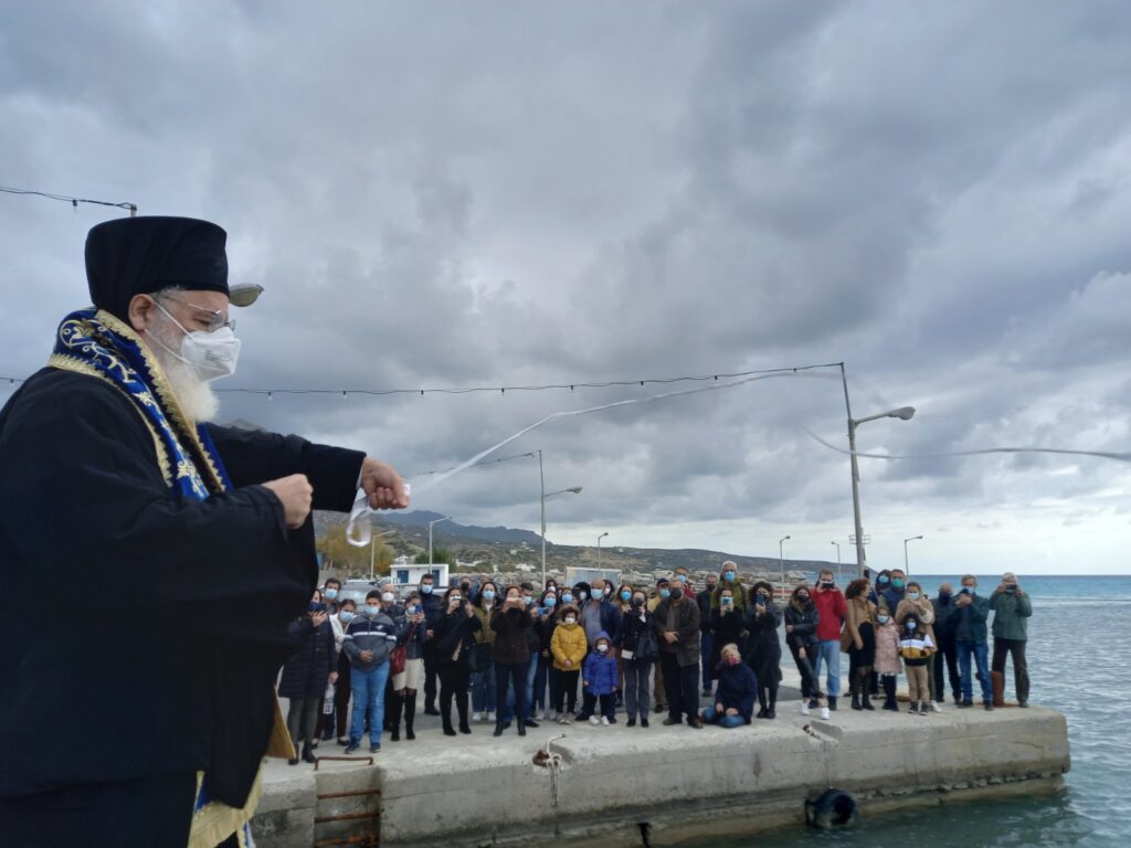 Ο Αγιασμός των Υδάτων στο λιμάνι Καστρίου - Ορθοδοξία News Agency