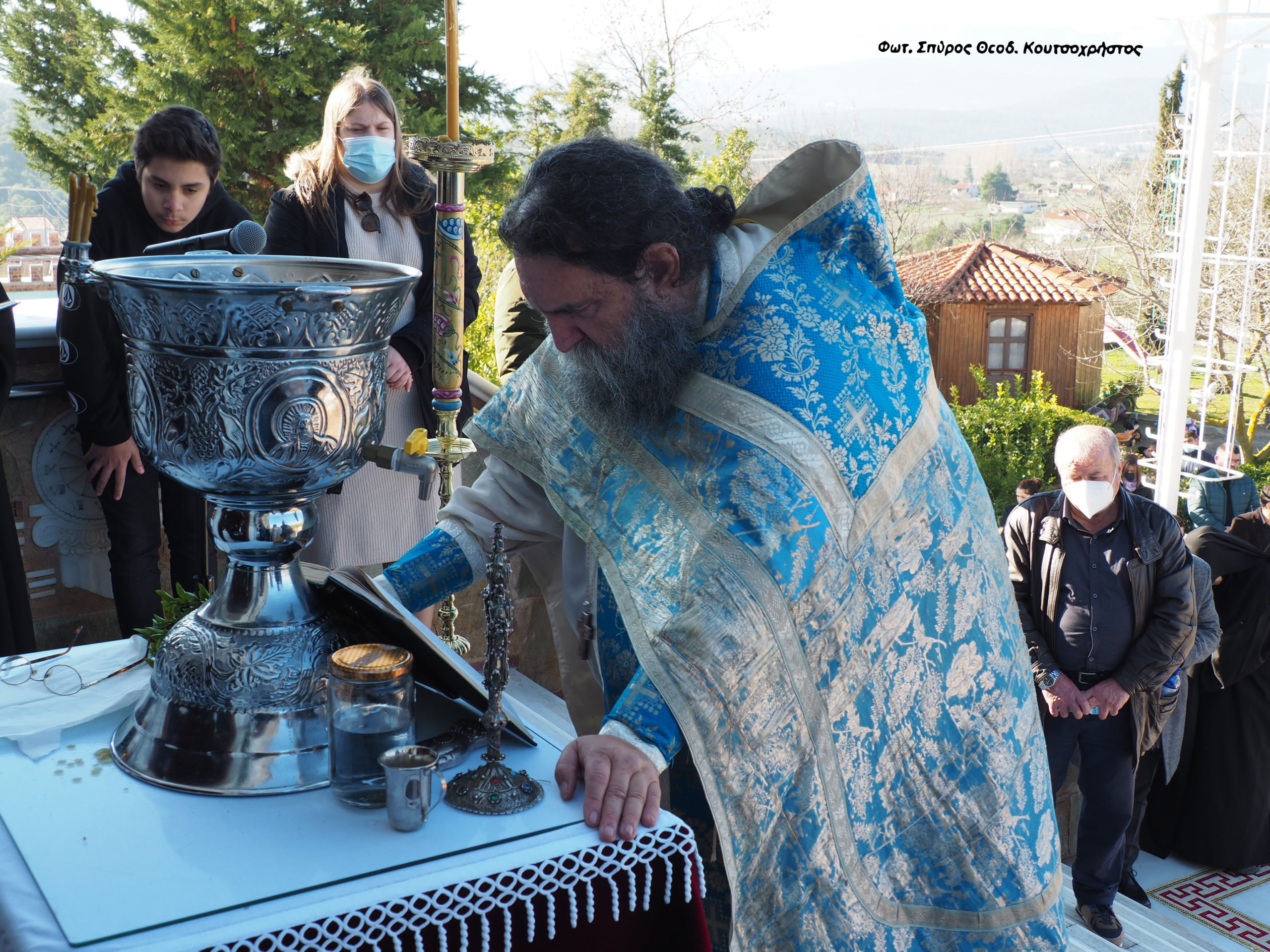 Π. Ευάγγελος Παπανικολάου: Αγιασμός 200 ετών στα θεμέλια Ιερού Ναού ...