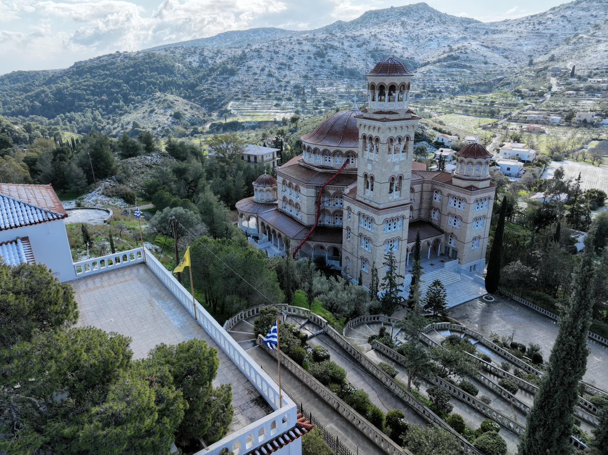 Η «Ελπίδα» έντυσε στα λευκά την Ιερά Μονή Αγίου Νεκταρίου Αιγίνης ...