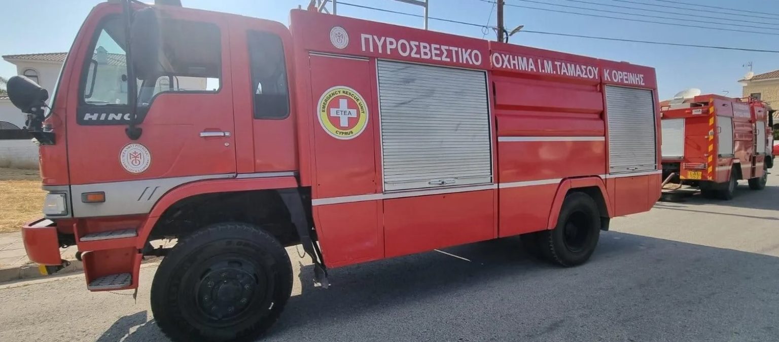 Το πυροσβεστικό όχημα της Ι. Μητρόπολης Ταμασού σε κατάσβεση δύο ...