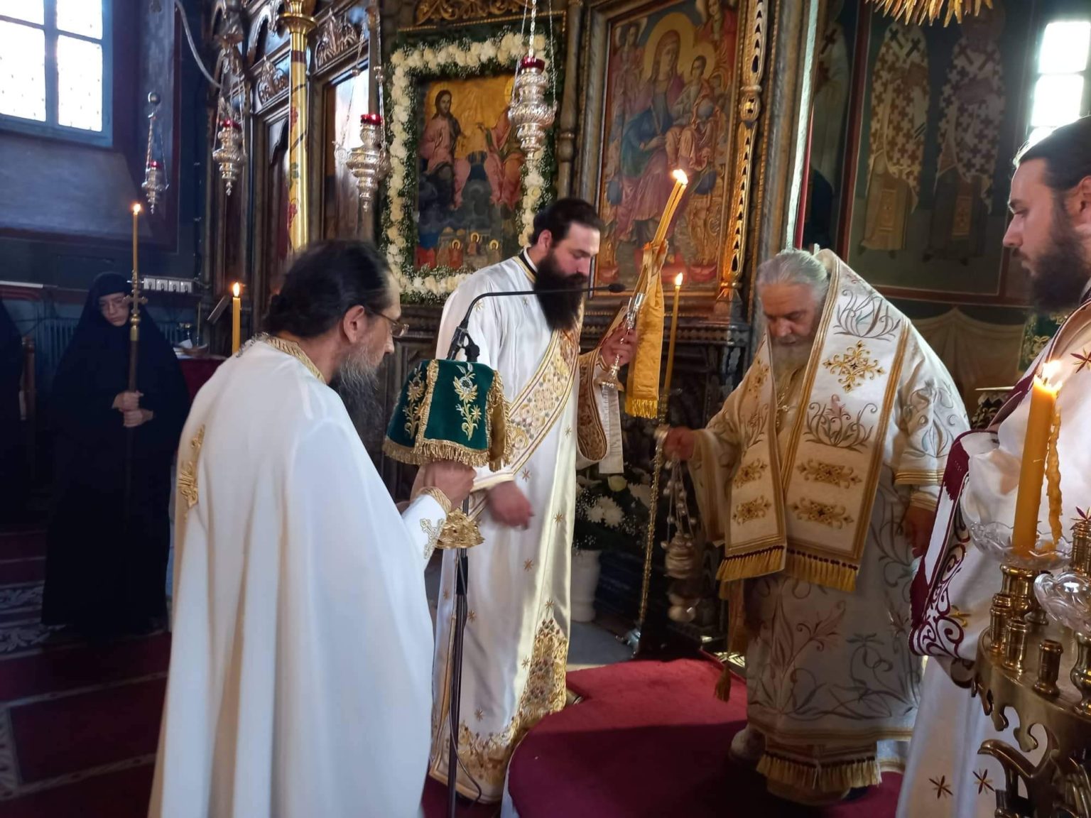 Έδεσσα: Λιτάνευσαν την εικόνα της Αγίας Τριάδος στην πανηγυρίζουσα Ιερά ...