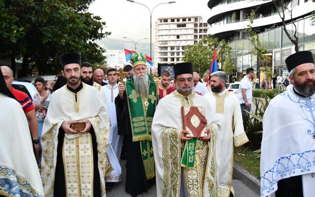 Λιτάνευσαν τη εικόνα της Αγίας Τριάδος στους δρόμους της Μπούντβας ...