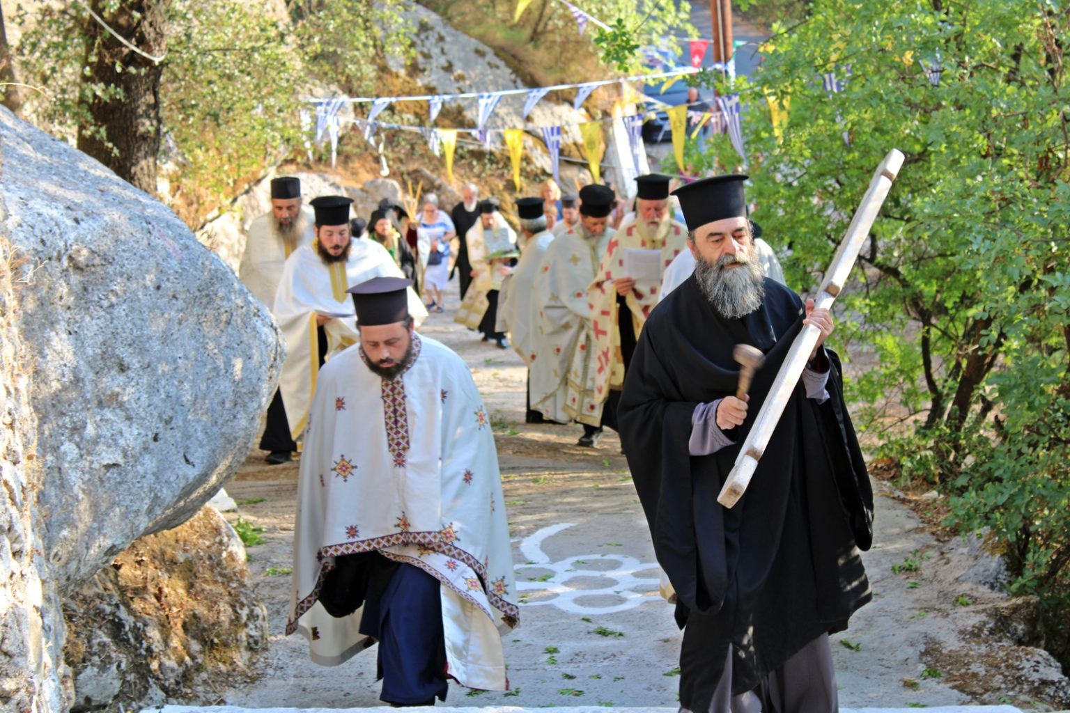 Η Λευκάδα υποδέχθηκε τα ιερά λείψανα των Αγίων Ραφαήλ, Νικολάου και ...