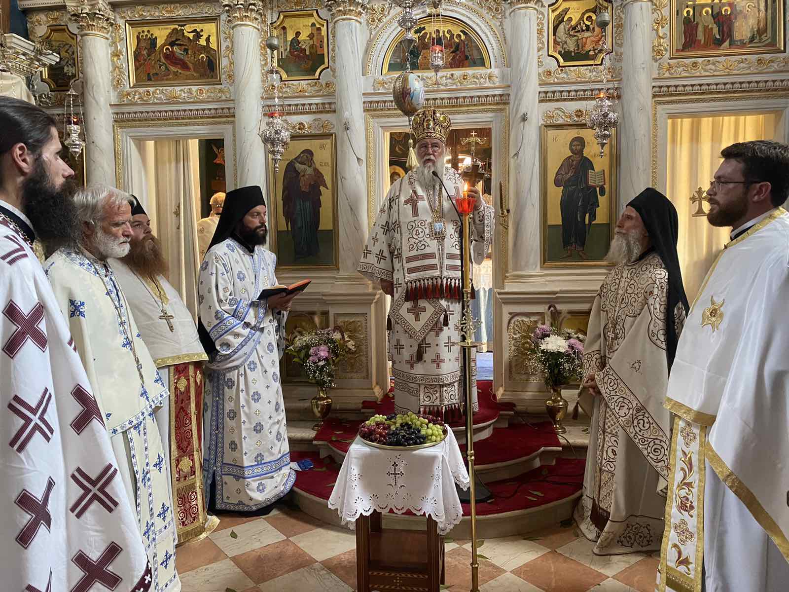 Ο Μητροπολίτης Κερκύρας στην Ι.Μ. Παντοκράτορος Αγίου Αθανασίου ανήμερα ...