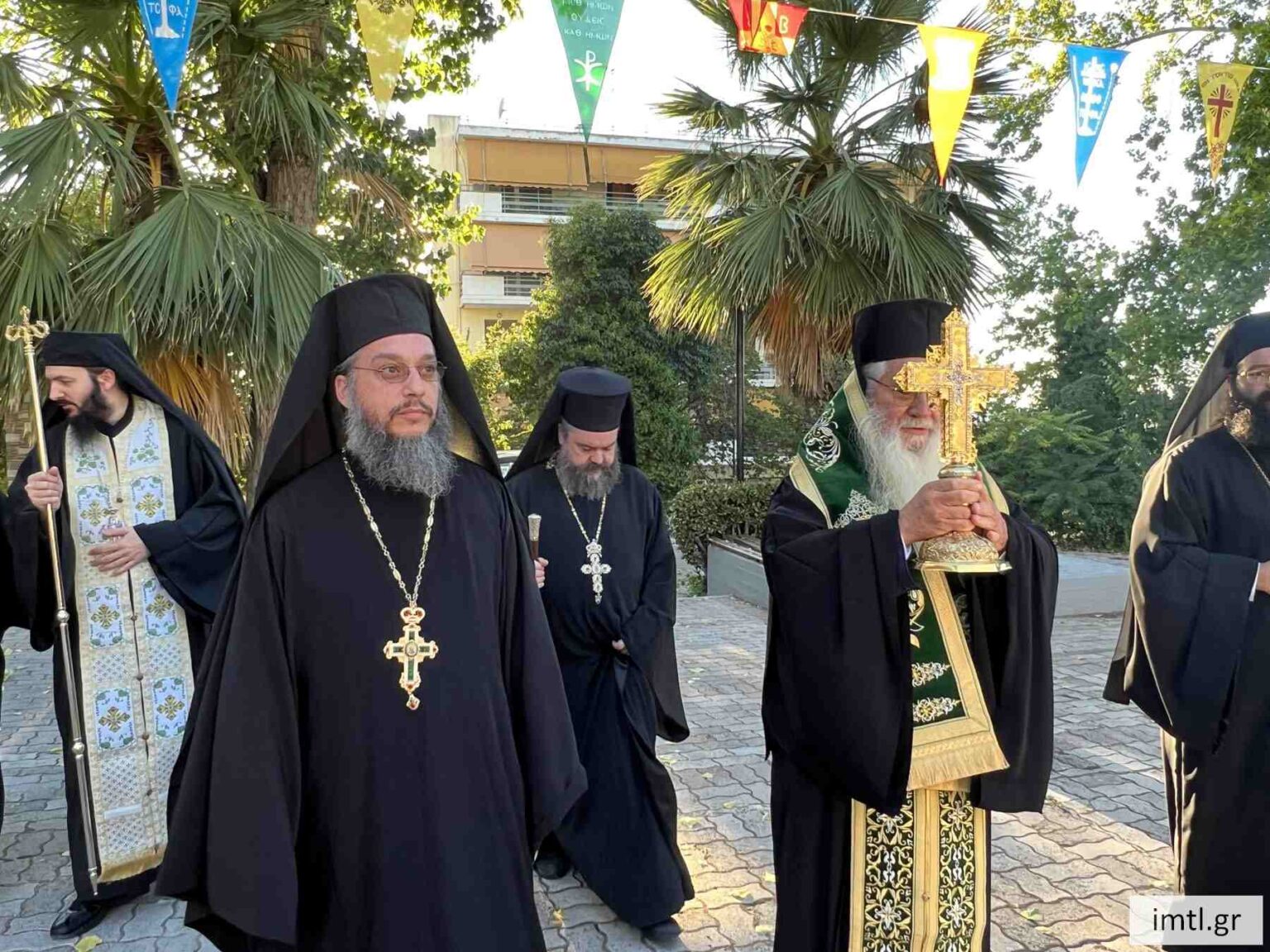 Τον Σταυρό με Τίμιο Ξύλο από την Ιερά Μονή Σαγματά υποδέχτηκε η Θήβα ...