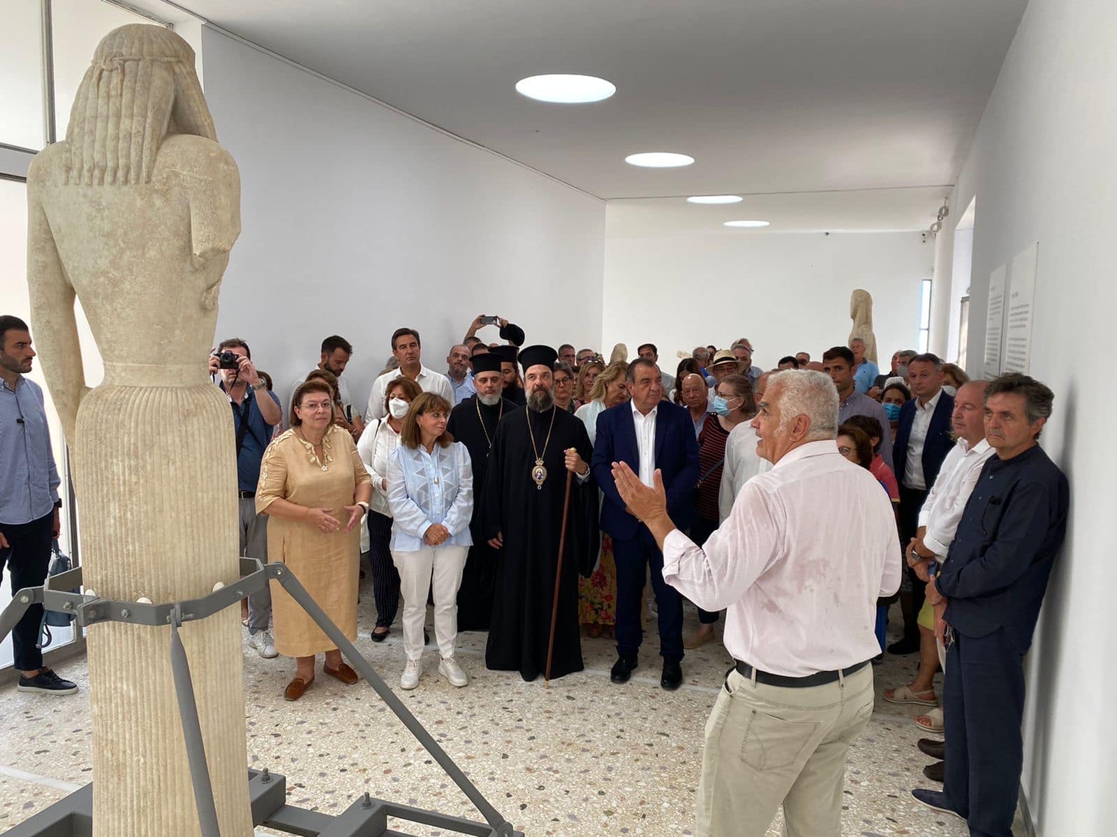 Ο Μητροπολίτης Θήρας στα εγκαίνια της έκθεσης της Κόρης της Θήρας στο ...