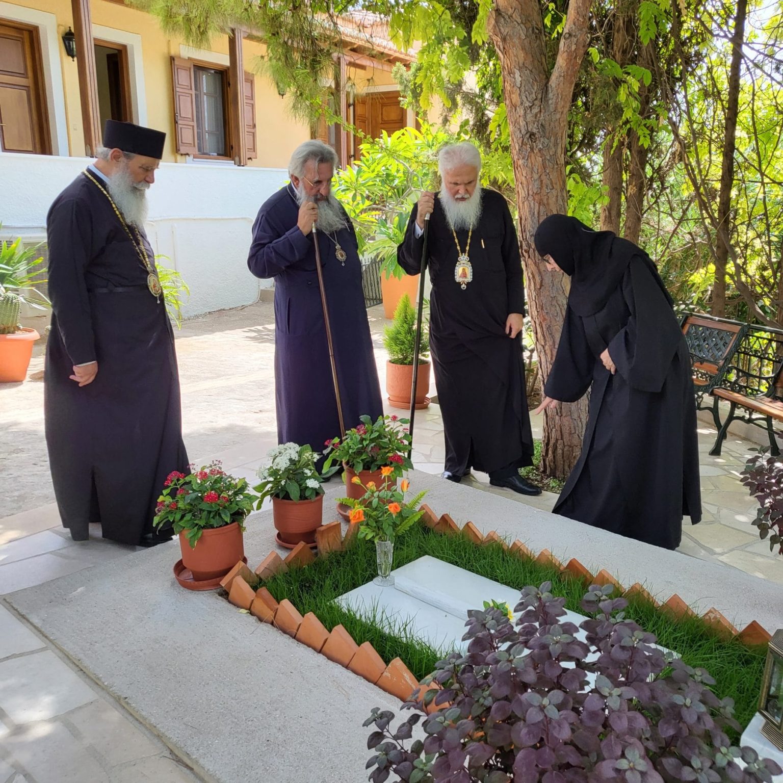 Αρχιεπίσκοπος Κρήτης και Μητροπολίτες Ύδρας και Λήμνου στην Ιερά Μονή ...