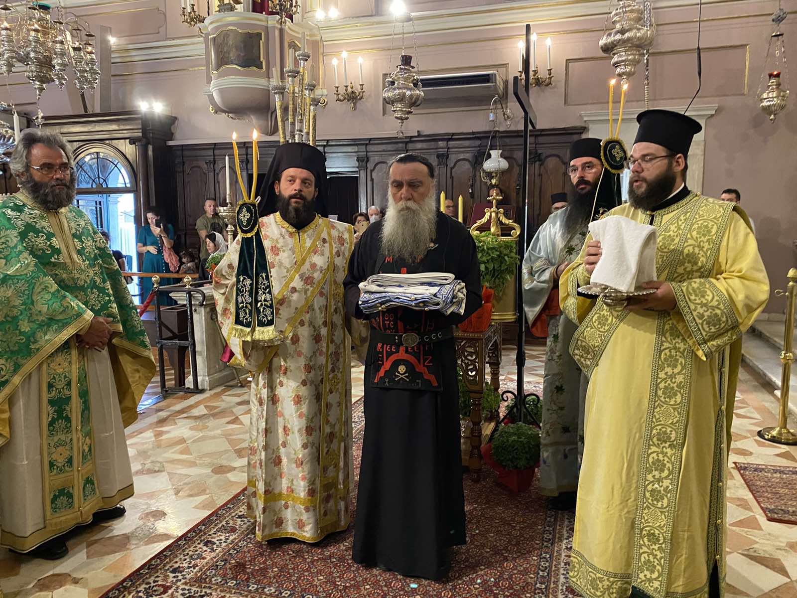 Η Ύψωση του Τιμίου Σταυρού στον Αγ. Σπυρίδωνα που βομβαρδίστηκε κατά ...
