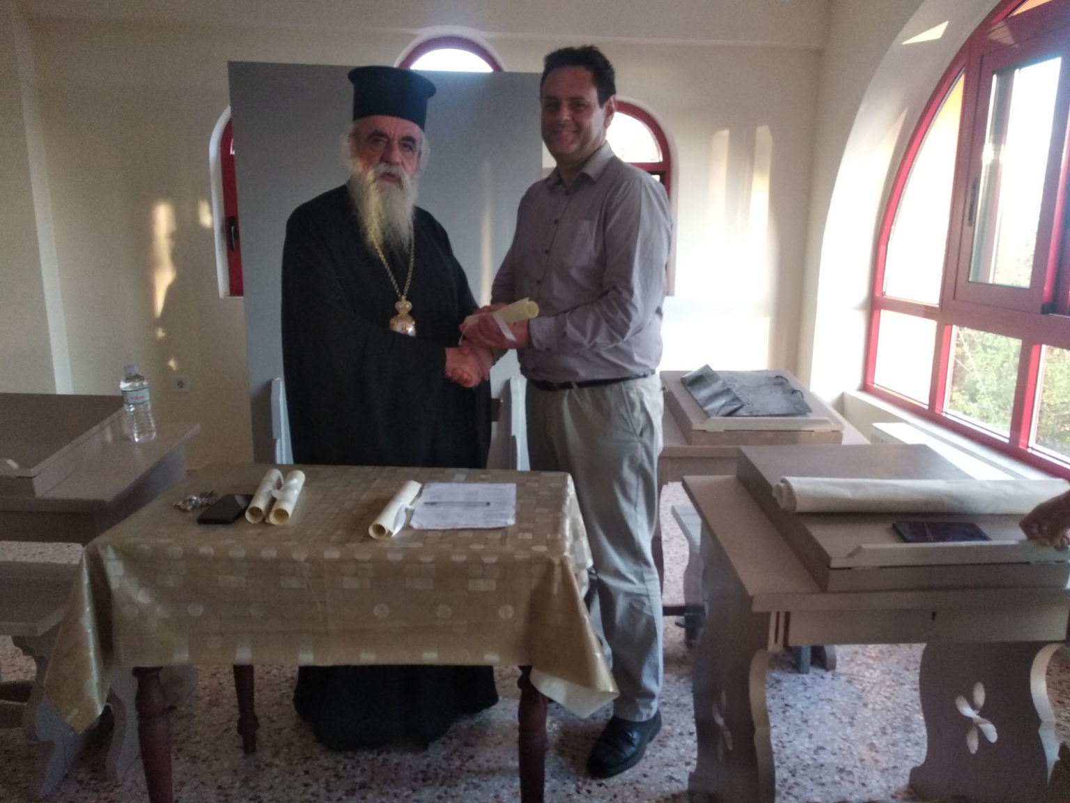 Ο Επίσκοπος Ωλένης απένειμε διπλώματα και πτυχία σε μαθητές της Σχολής ...